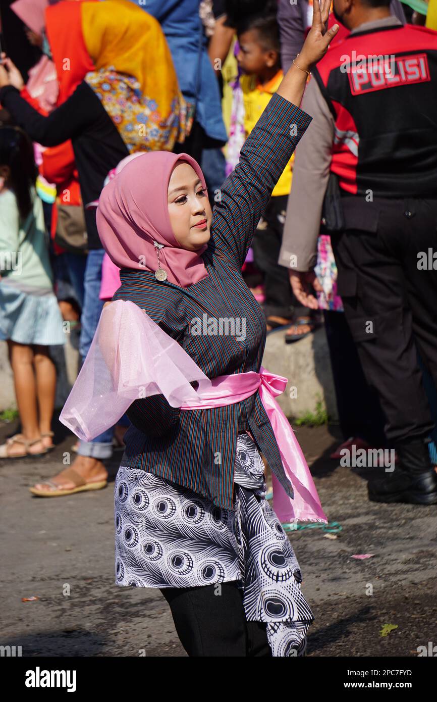 Indonesian do flash mob traditional dance to celebrate national ...