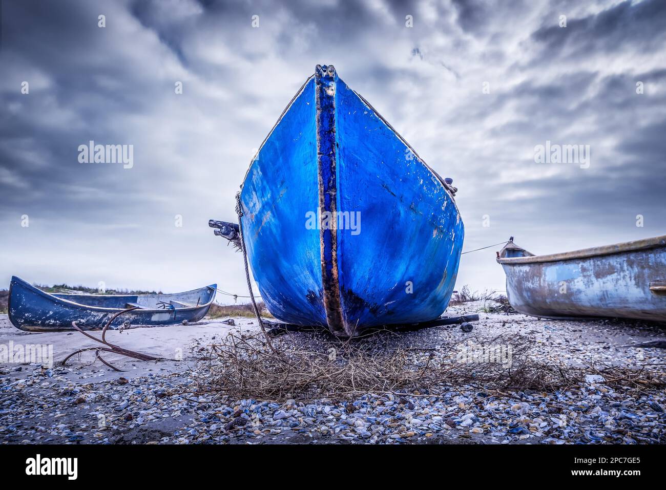 Broken old rowing boat coast hi-res stock photography and images - Alamy