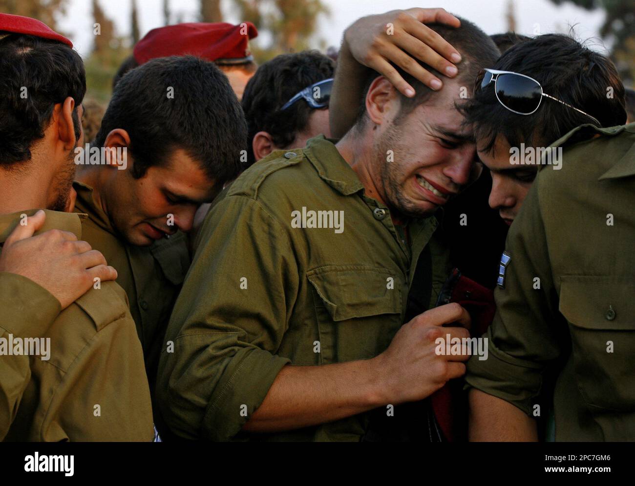 ** FOR USE WITH YEAR END--FILE **Israeli soldiers huddle together and ...