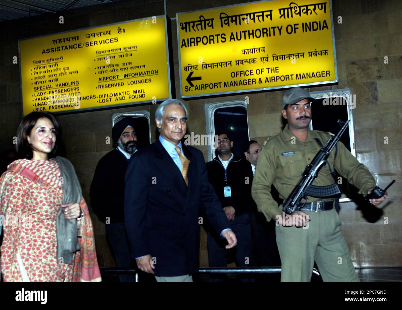 Pakistan's new high commissioner to India Shahid Mallik ,center, with ...