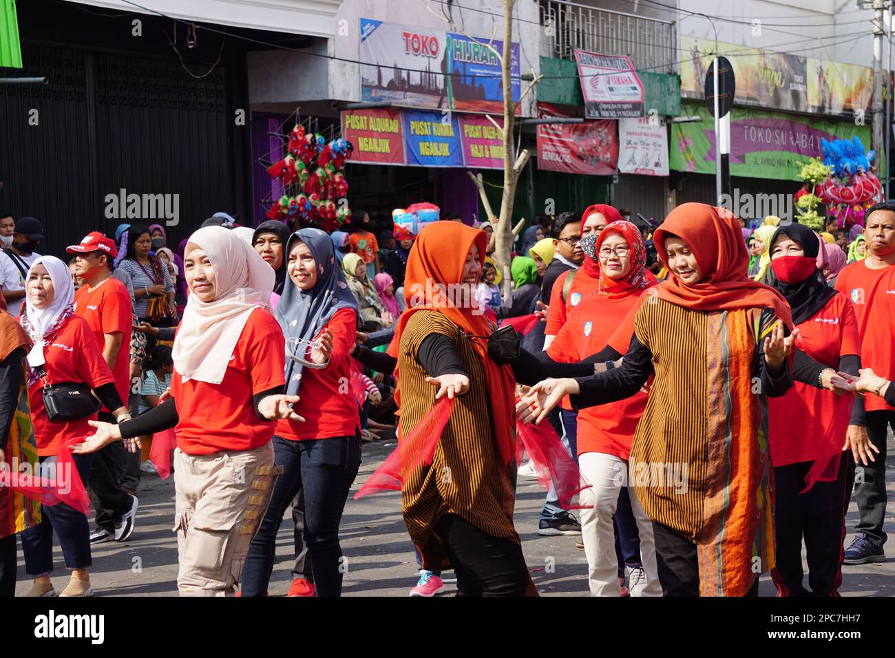 Indonesian do flash mob traditional dance to celebrate national ...