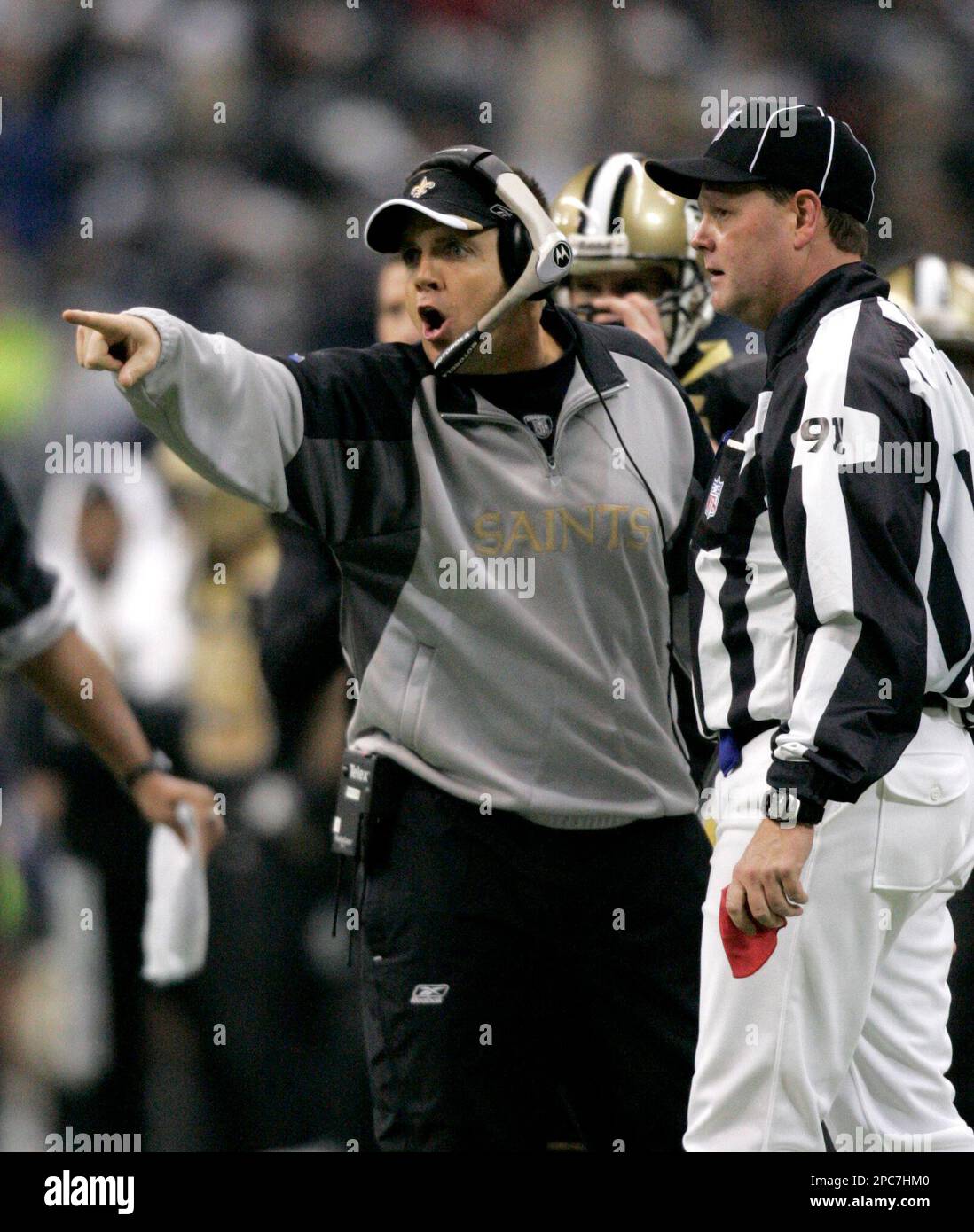New Orleans Saints coach Sean Payton argues a call with head linesman ...