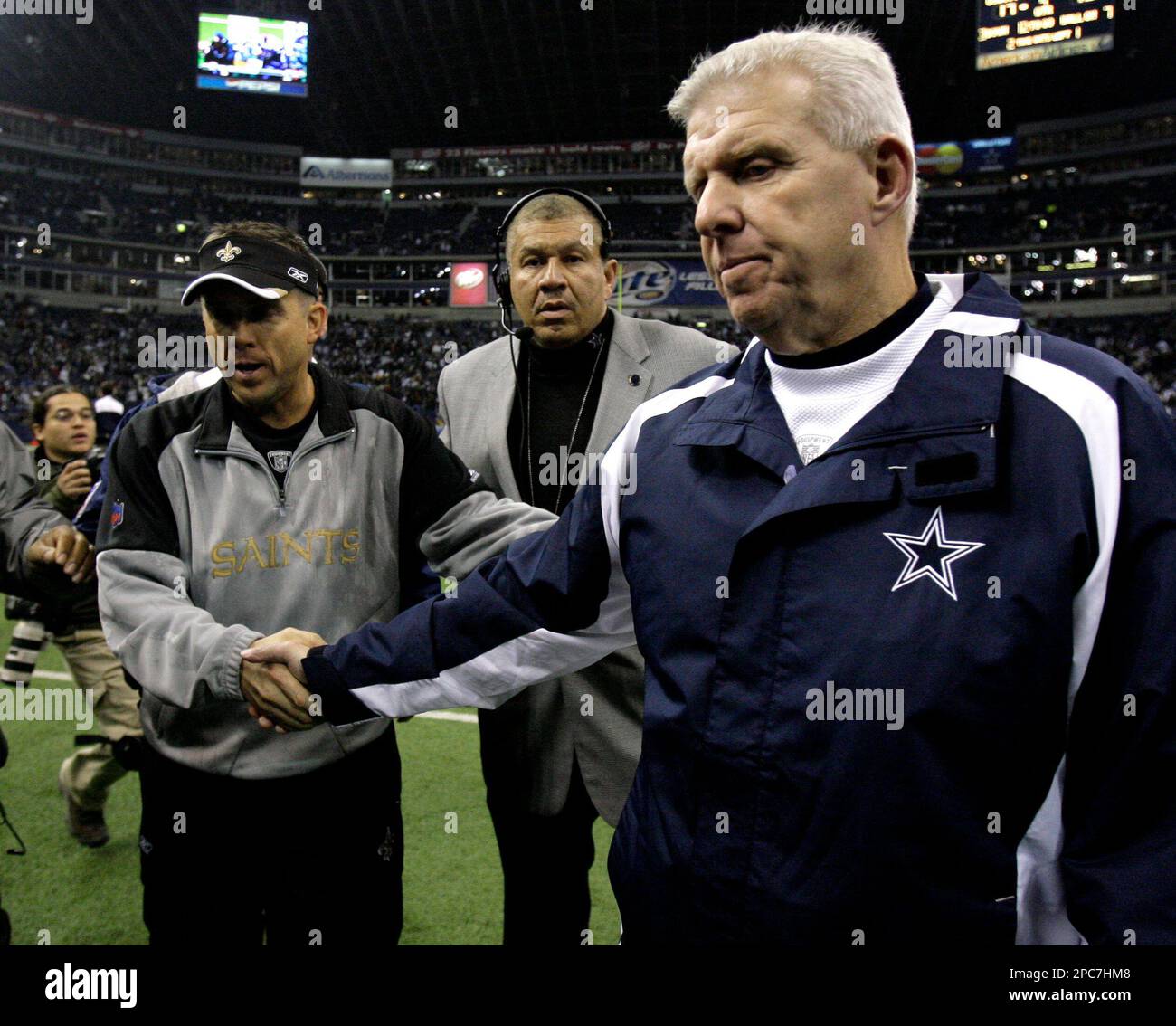 Dallas Cowboys coach Bill Parcells, right, shakes hands with New ...