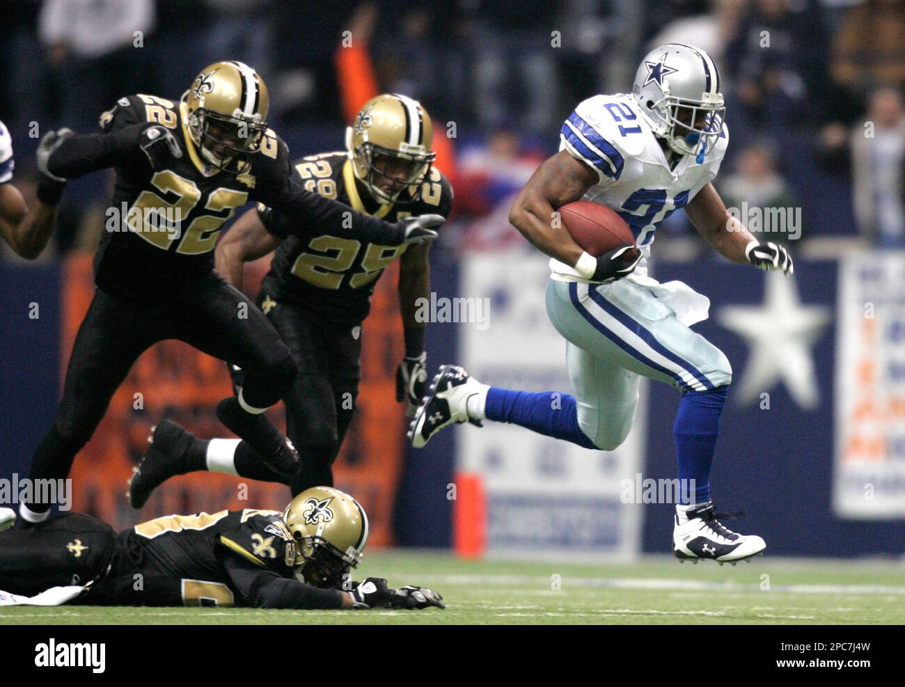 Dallas Cowboys running back Julius Jones (21) pulls away from New ...