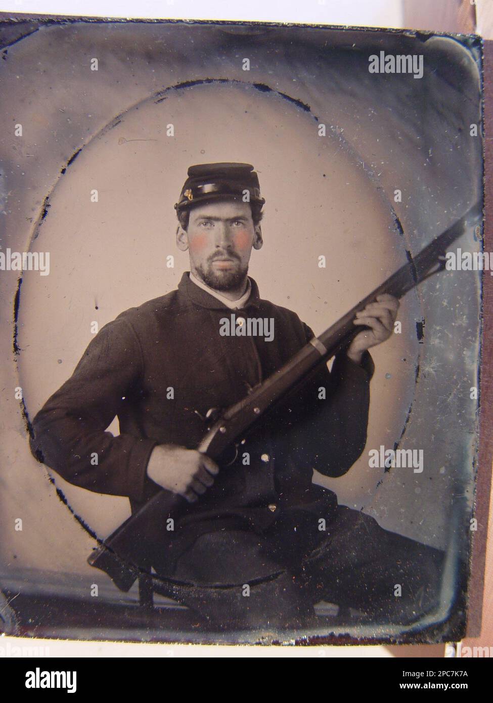 Unidentified soldier in Union uniform with musket. Soldiers, Union ...