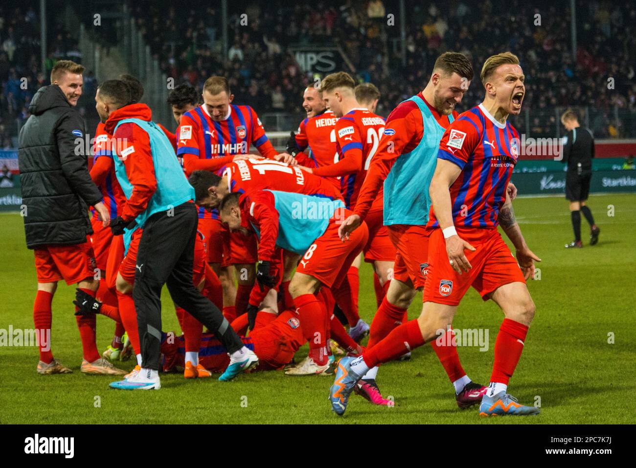Jan Niklas BESTE (1.FC Heidenheim) lying cheers with the team after 1 ...