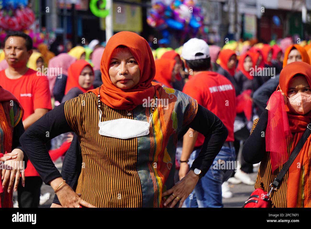 Indonesian do flash mob traditional dance to celebrate national ...