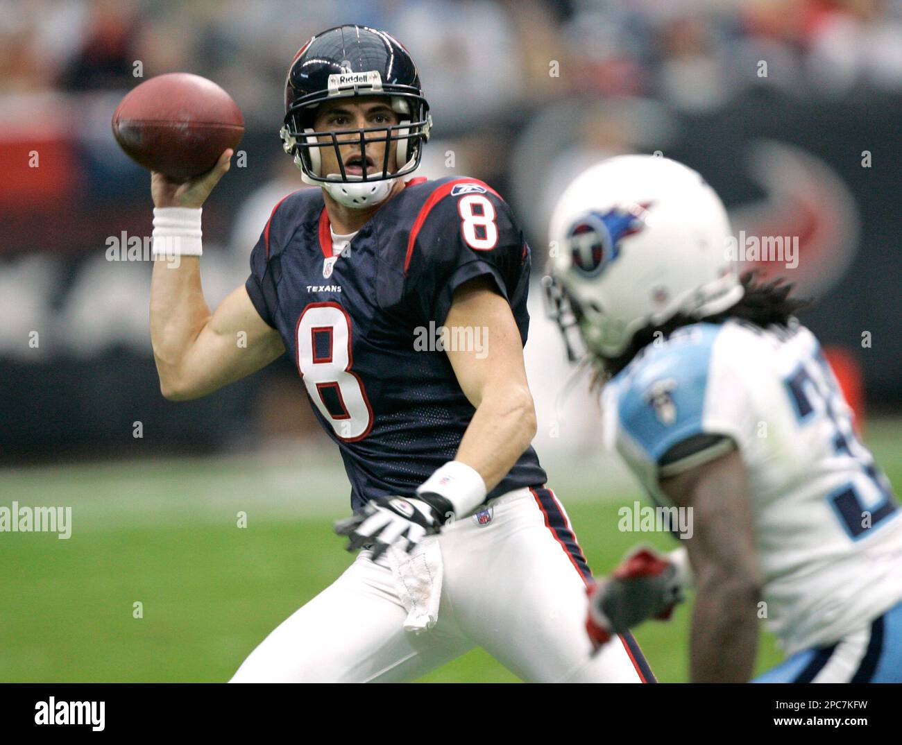 Houston Texans quarterback David Carr (8) looks to pass as Tennessee ...