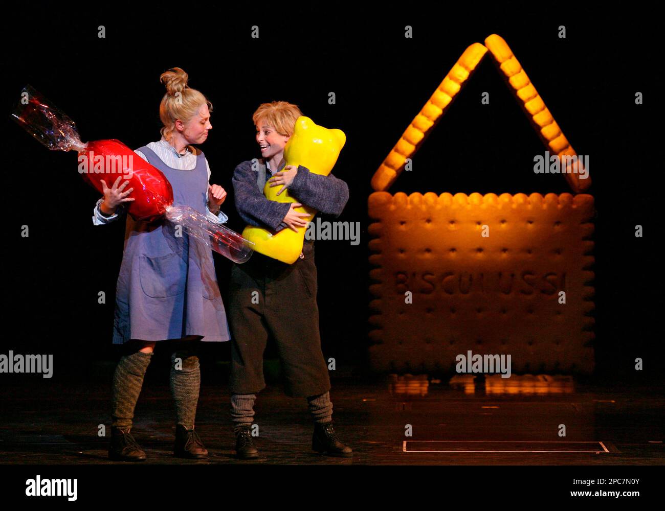 Antigone Papoulkas als Haensel, rechts, und Anna Gabler als Gretel ...