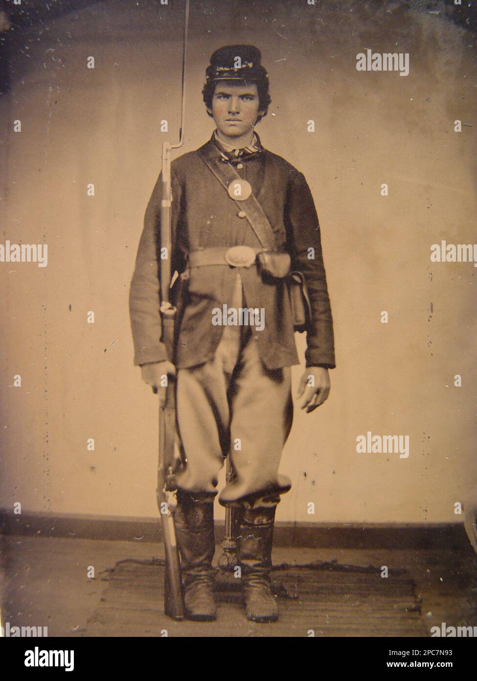 Unidentified soldier in Union uniform with bayoneted musket. United ...