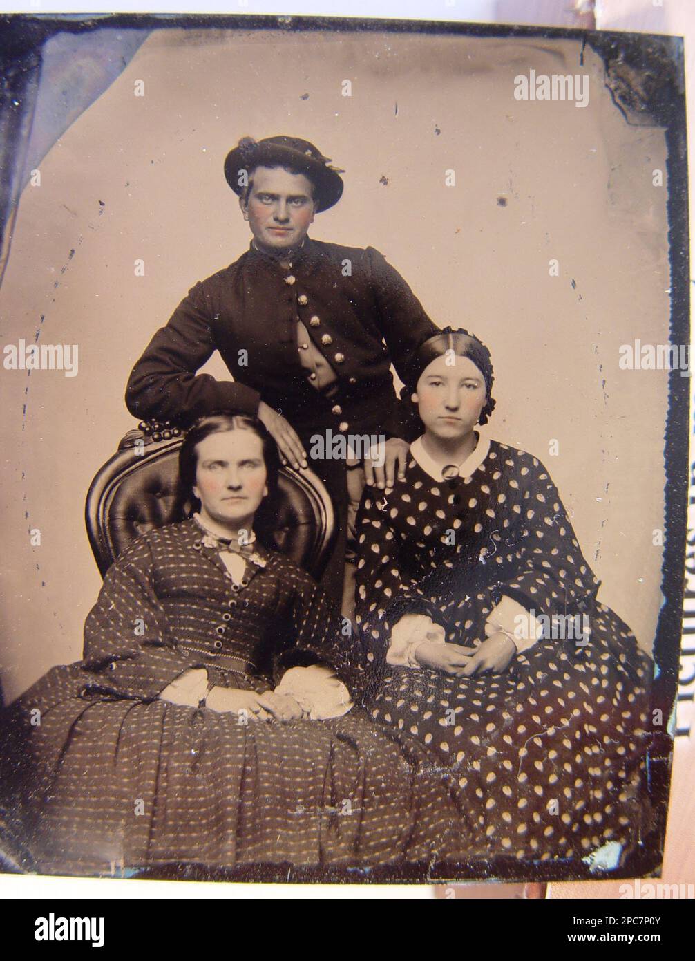 Unidentified soldier in Union uniform and two women. Soldiers, Union, 1860-1870, Military ...