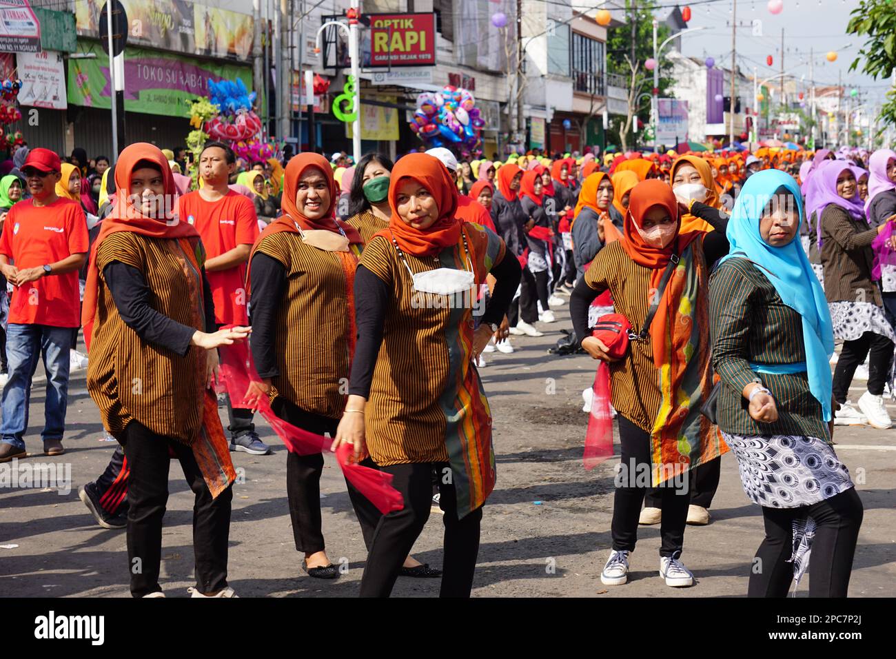 Indonesian do flash mob traditional dance to celebrate national ...