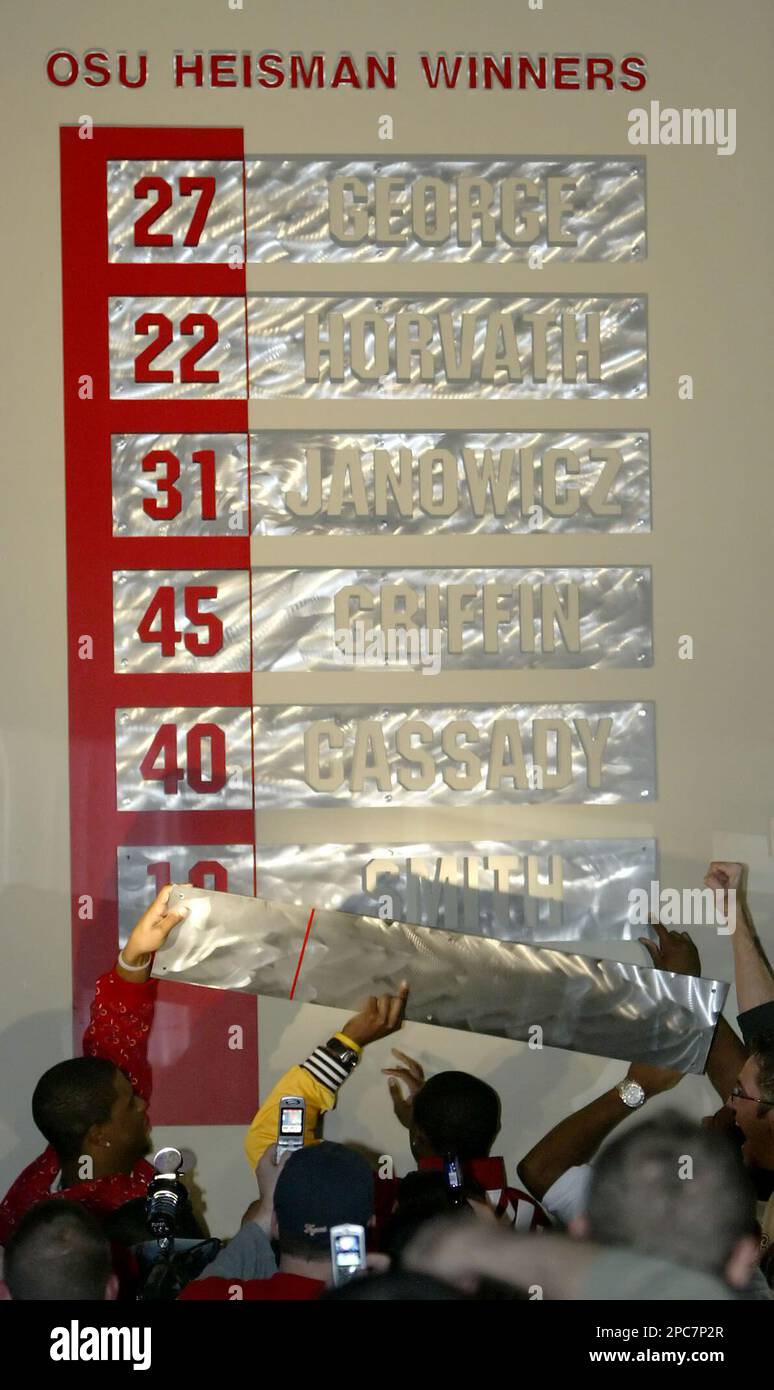 Current Ohio State players unveil Troy Smith's name on the OSU Heisman ...