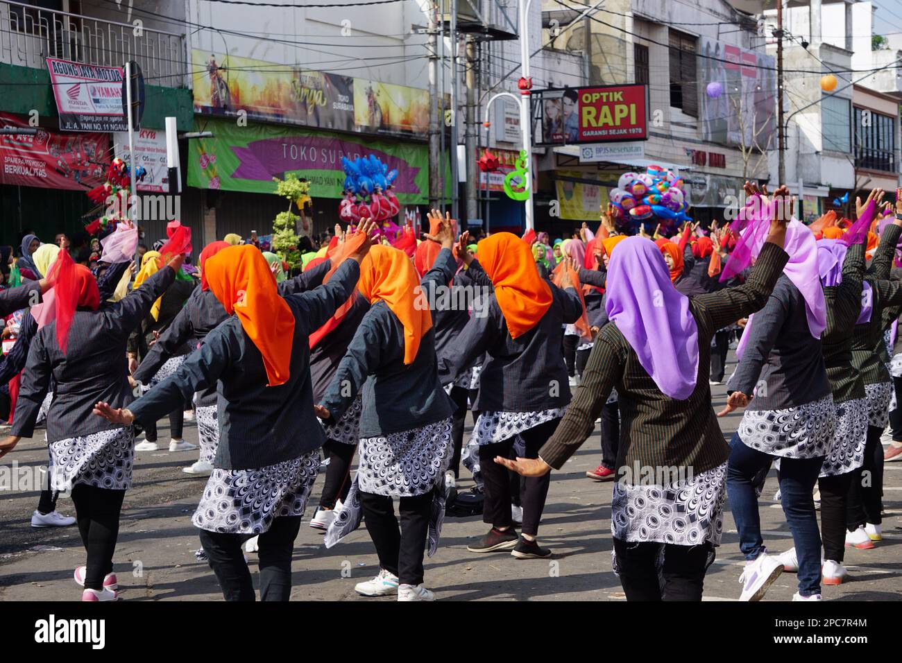 Indonesian do flash mob traditional dance to celebrate national ...