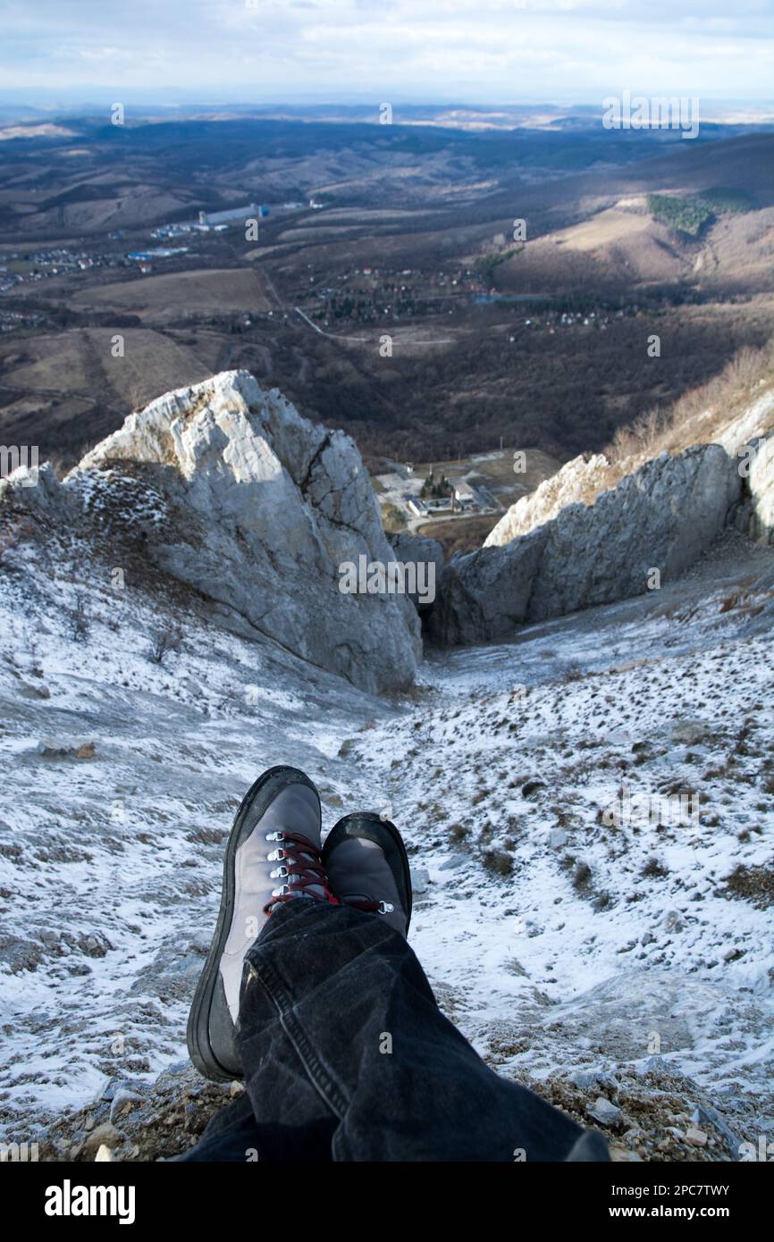 Feet edge cliff hi-res stock photography and images - Alamy