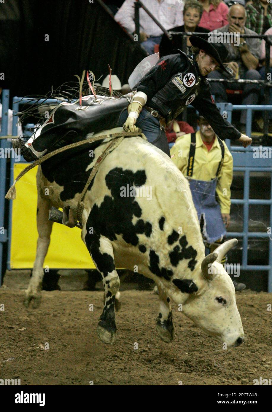 Bobby Welsh, of Gillette, Wyo., wins the ninth go-round of bull riding ...
