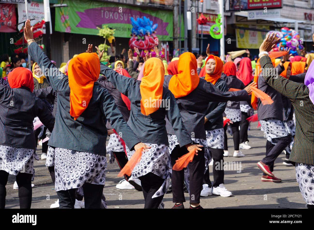 Indonesian do flash mob traditional dance to celebrate national ...