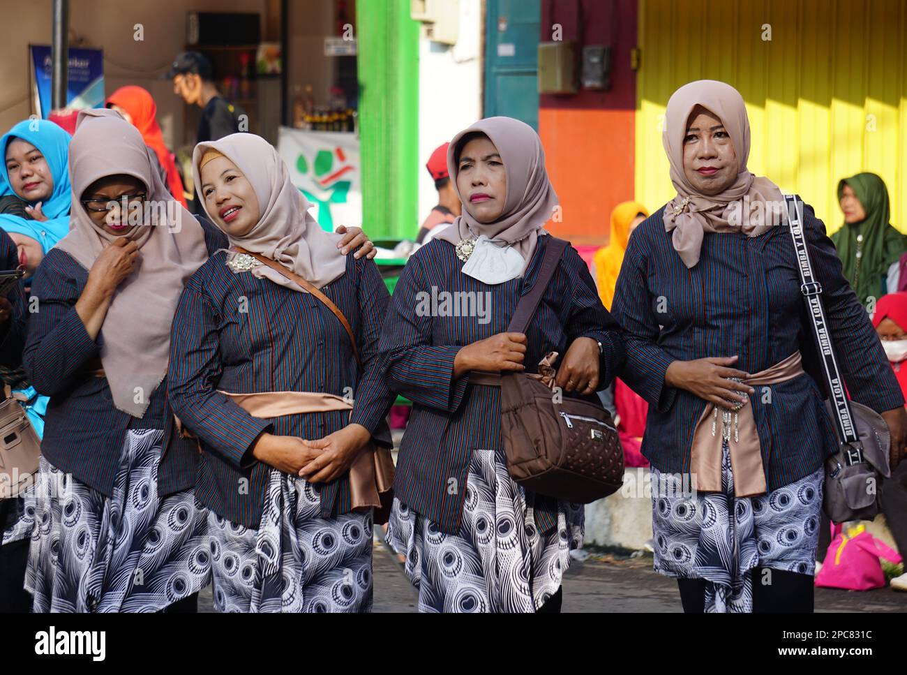 Indonesian do flash mob traditional dance to celebrate national ...