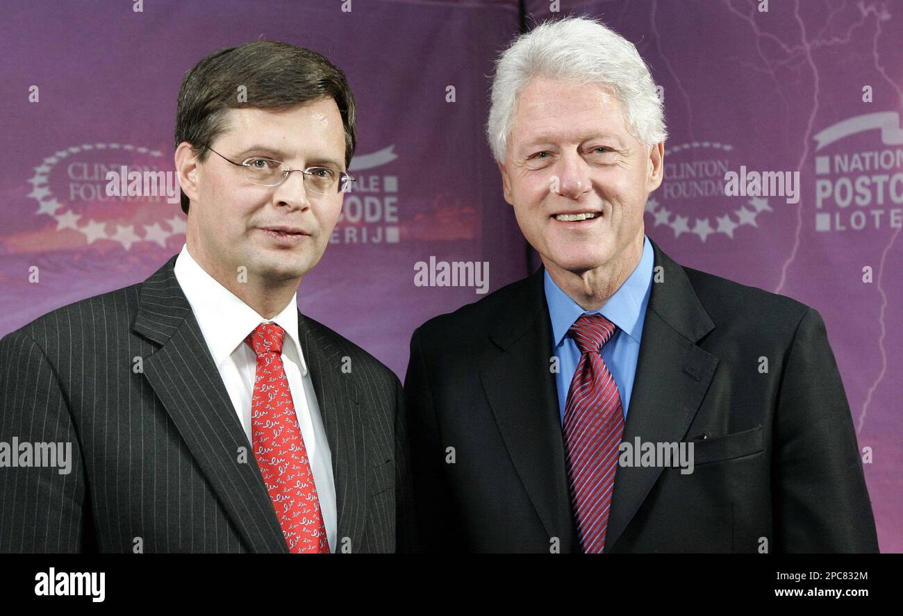 Dutch Prime minister Jan Peter Balkenende, left, poses with former U.S ...