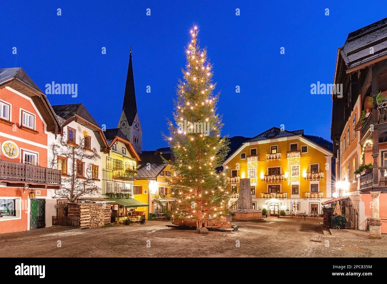 Christmas Market Square of Hallstatt mountain village in the Austrian ...