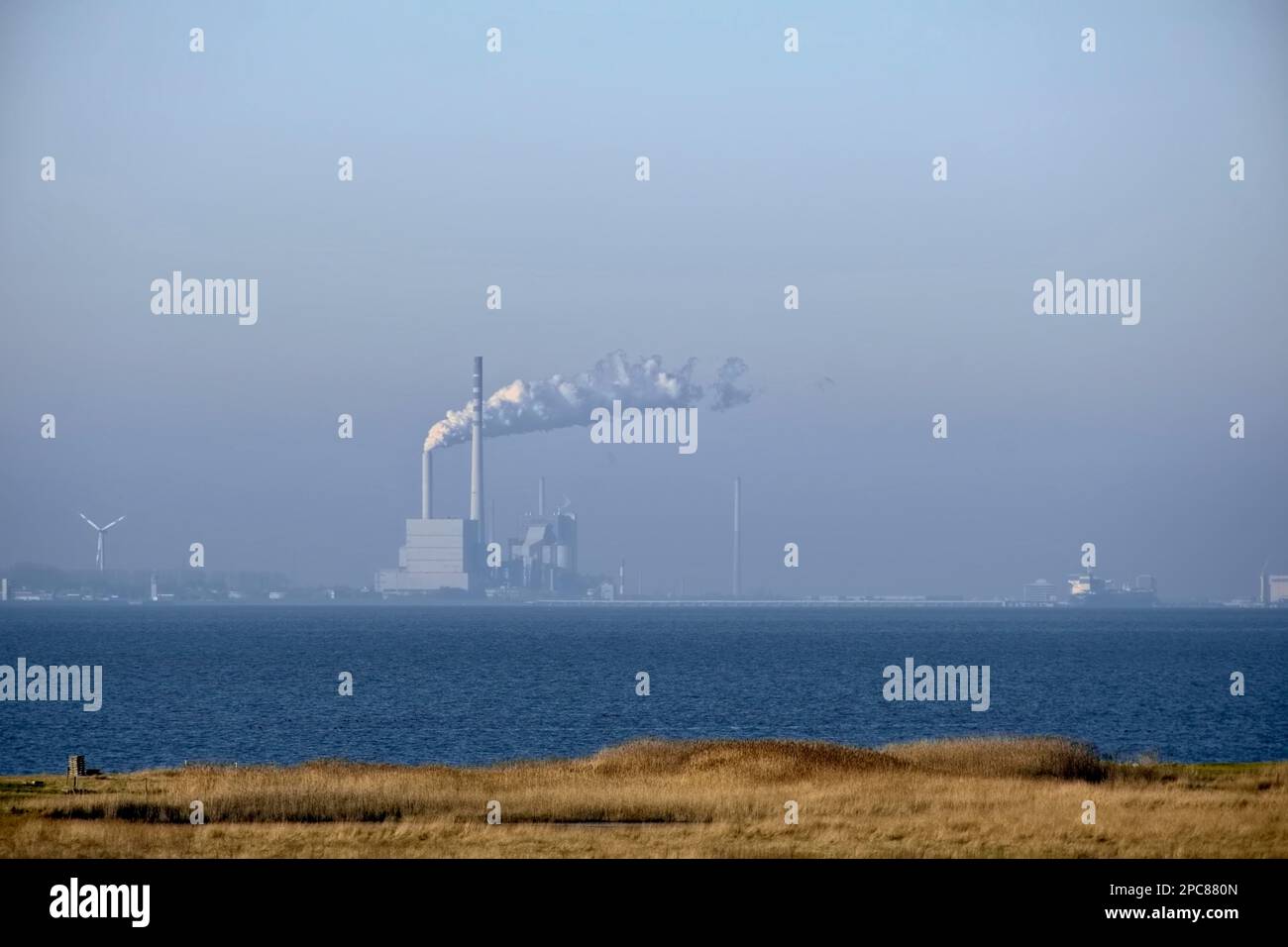 The Wilhelmshaven coal-fired power plant operated by UNIPER on the west ...