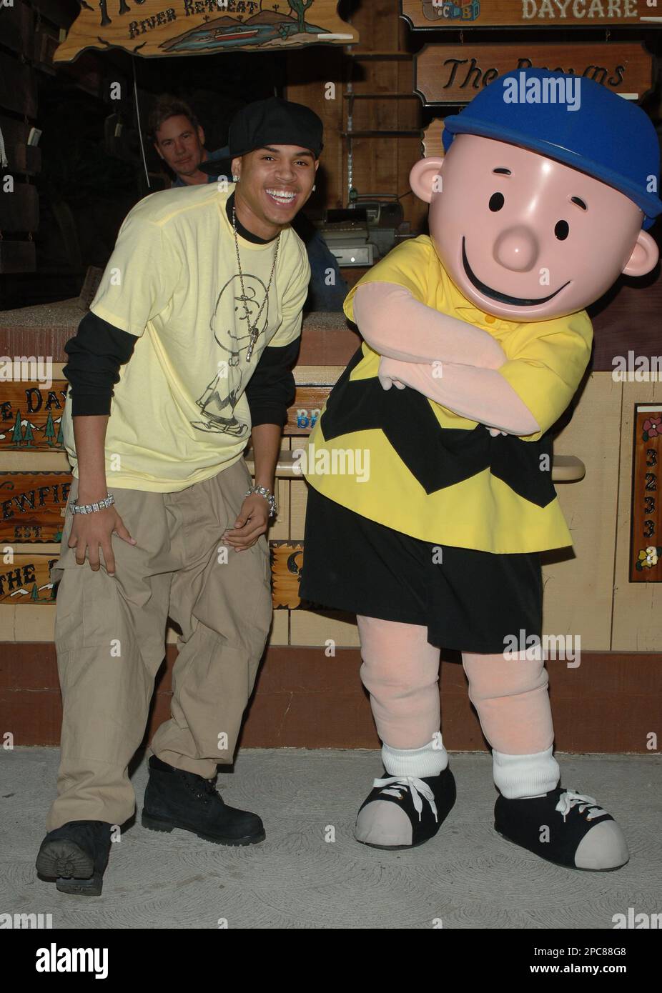 Chris Brown poses with his favorite comic strip personality Charlie ...