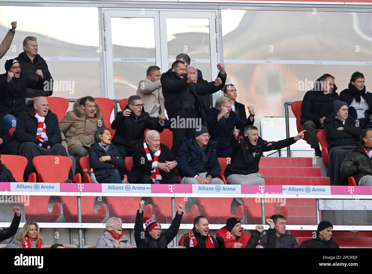 Goal celebrations in the stands: Stefan Effenberg, Uli Hoeneß, Oliver ...