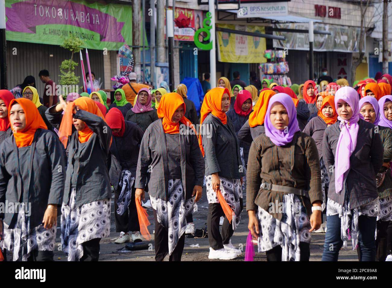 Indonesian do flash mob traditional dance to celebrate national ...