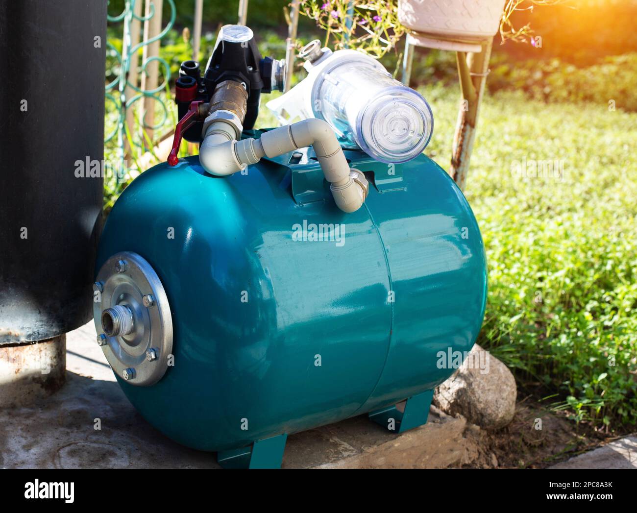 Water supply system with a hydraulic tank and a cleaning filter from a ...