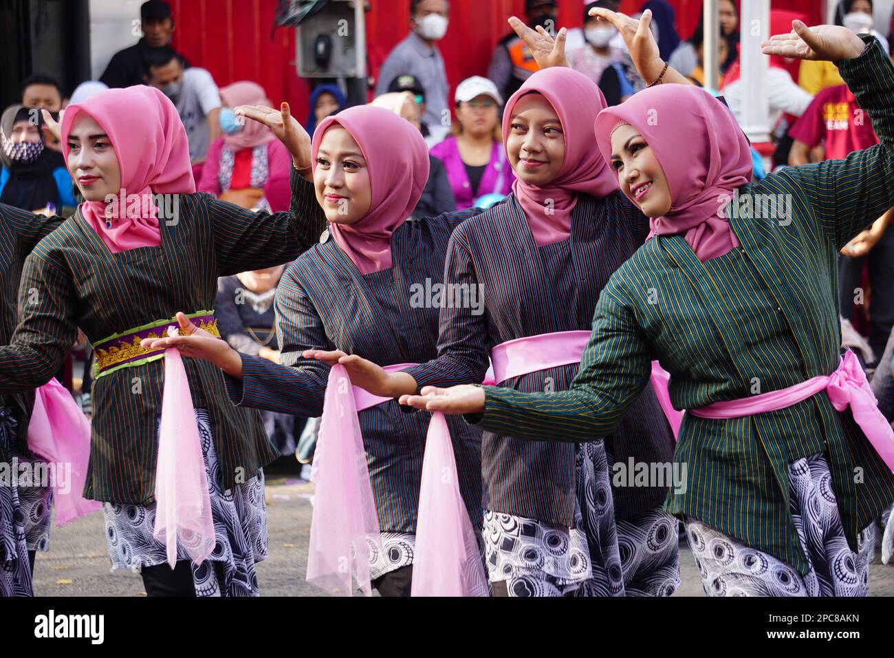Indonesian do flash mob traditional dance to celebrate national ...