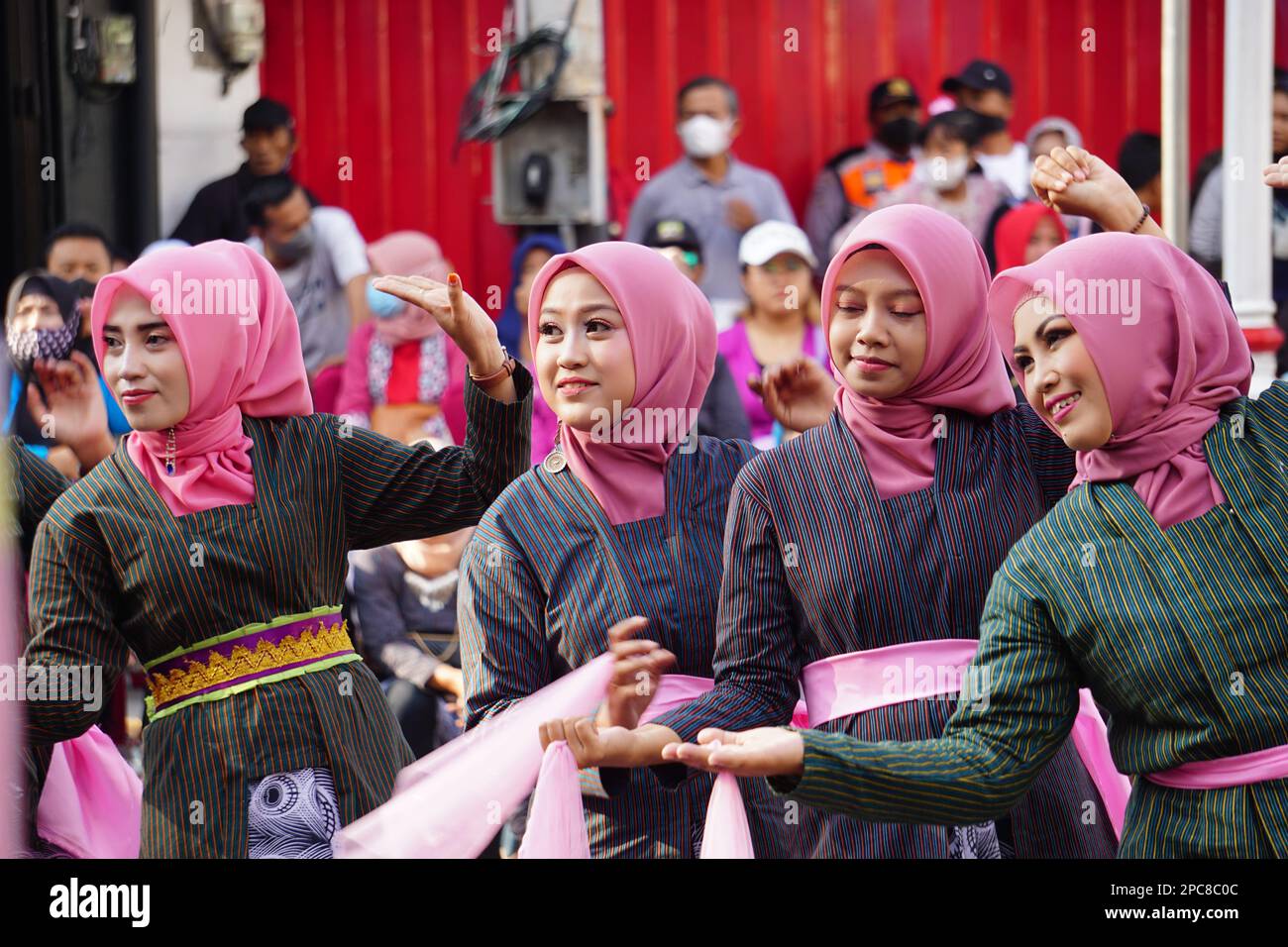 Indonesian do flash mob traditional dance to celebrate national ...