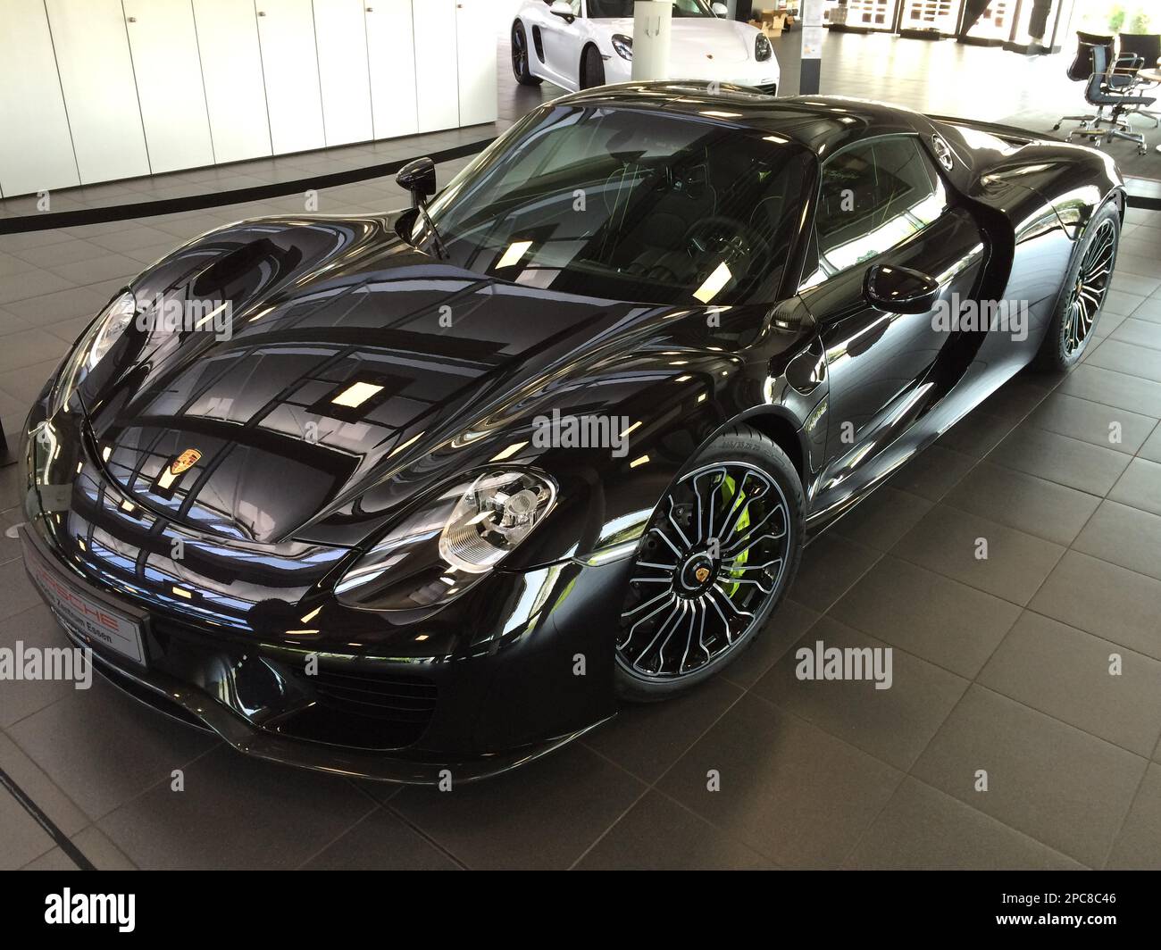 Porsche 918 hybrid, plug-in hybrid, 887 hp, two electric motors, super ...