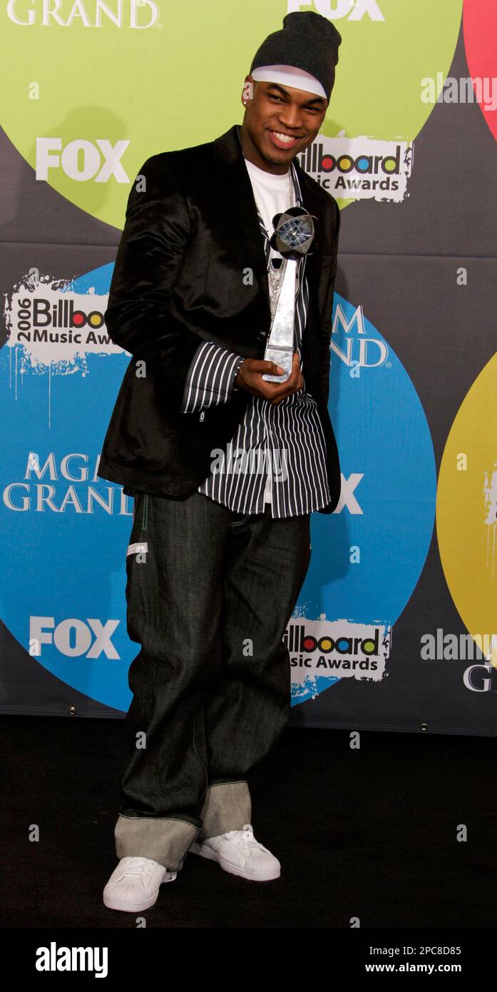 Ne-Yo poses with his award backstage at the Billboard Music Awards in ...