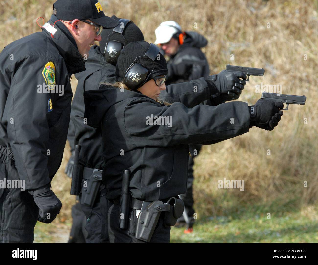 Sgt. Rick Eber of the Muncie, Ind, police department instructs former ...