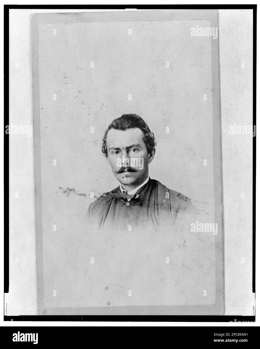 Union officer in the 32nd Indiana Regiment, full-length portrait ...