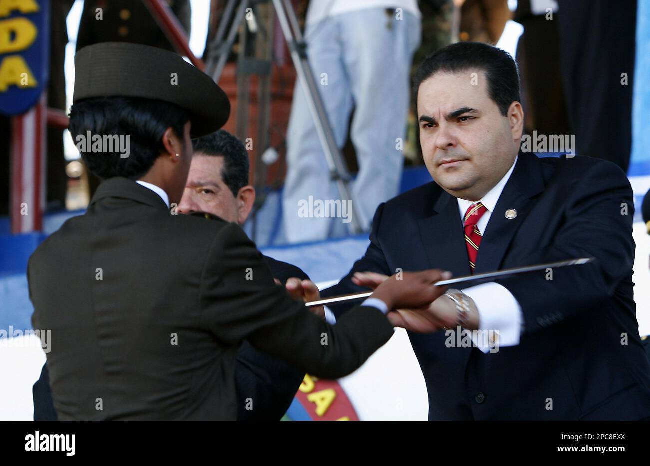 El Salvador President Tony Saca gives sabers to El Salvador army ...
