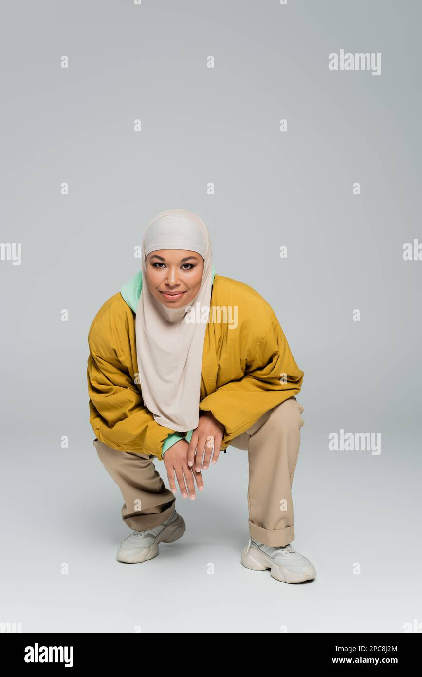 Person with yellow jacket hi-res stock photography and images - Alamy