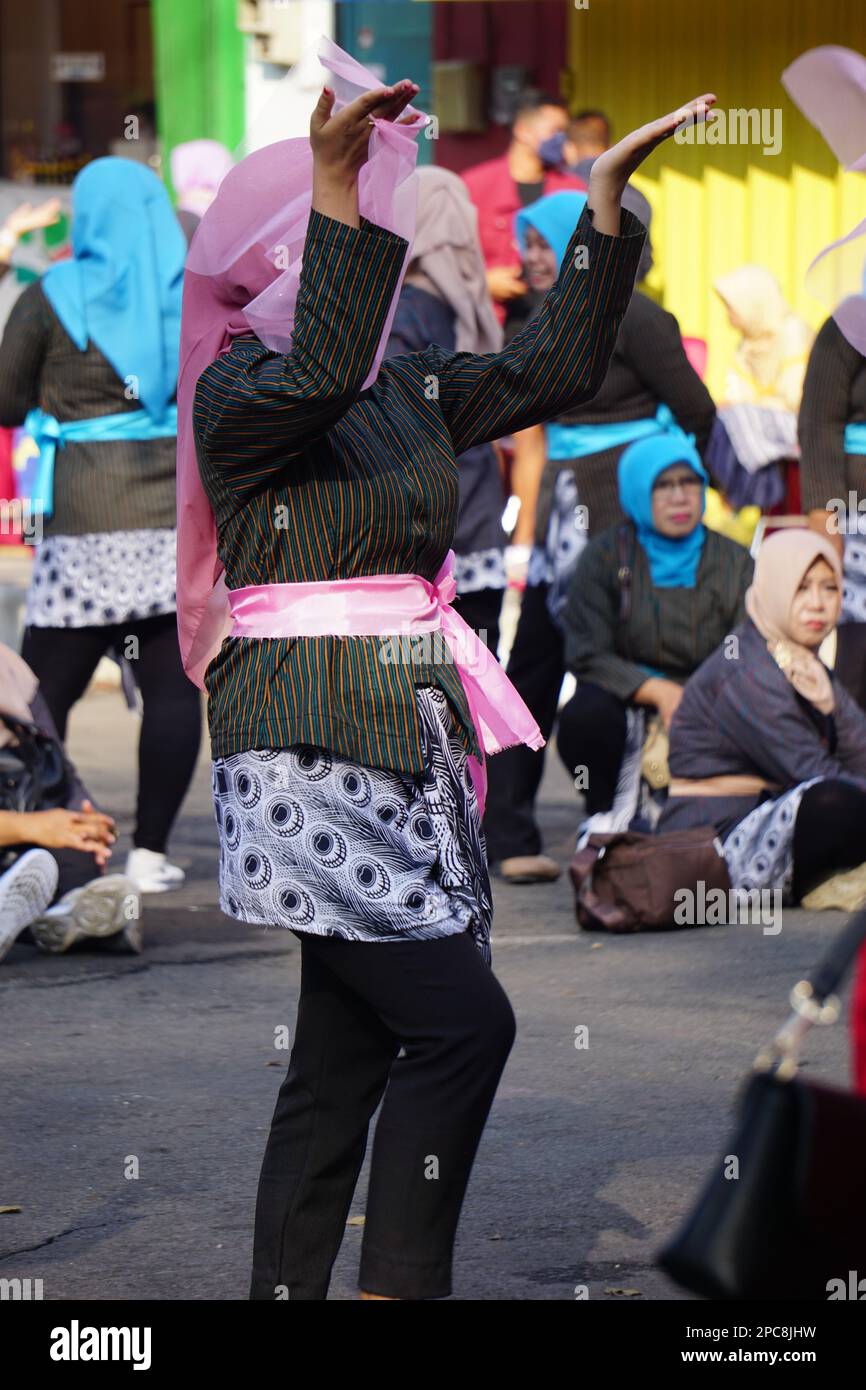 Indonesian do flash mob traditional dance to celebrate national ...