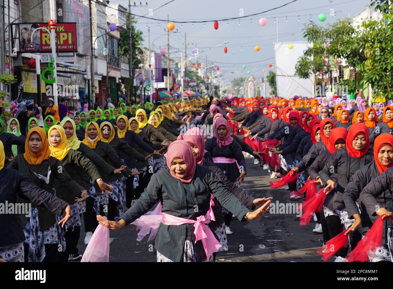 Indonesian do flash mob traditional dance to celebrate national ...