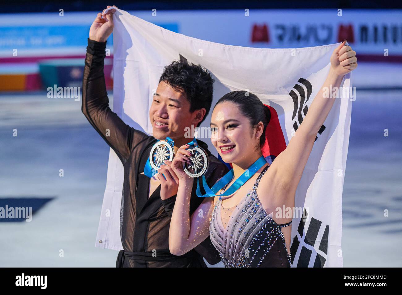 Ye Quan and Hannah Lim (Silver) pose with their medals in the Junior ...