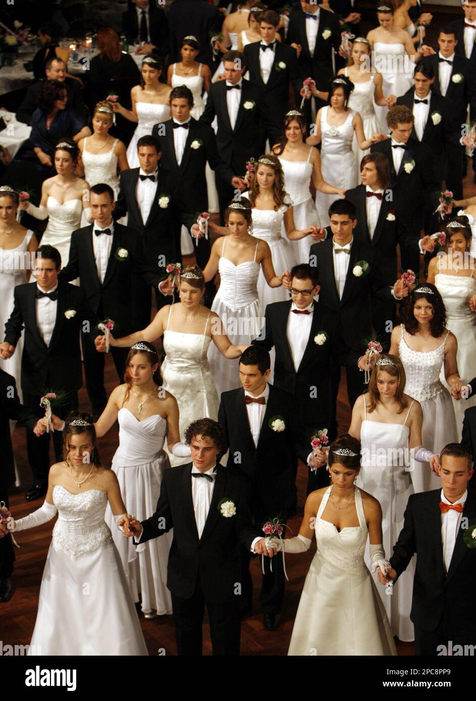 Debuetantinnen und Debuetanten beim traditionellen Kaiserball im ...