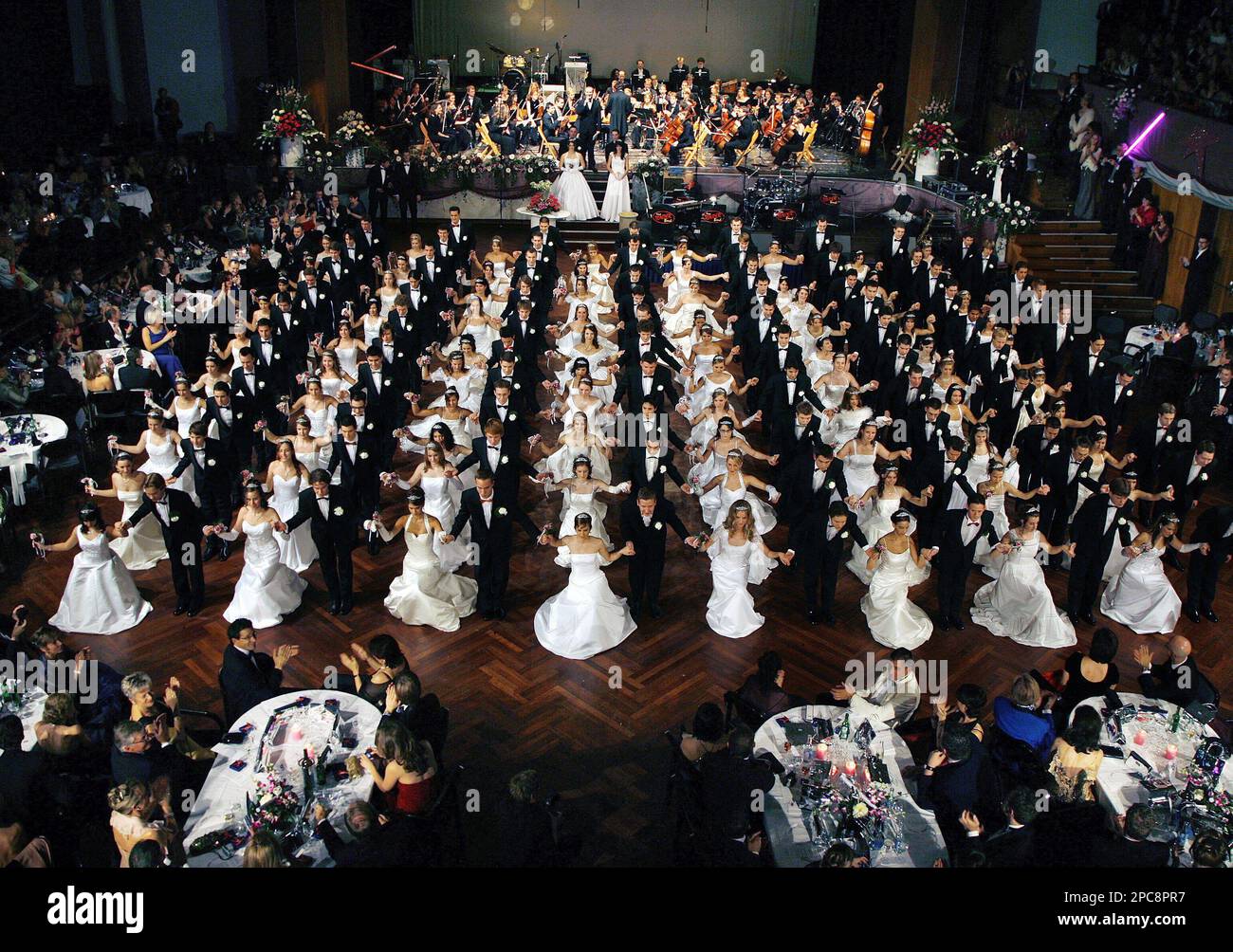 Debuetantinnen und Debuetanten beim traditionellen Kaiserball im ...