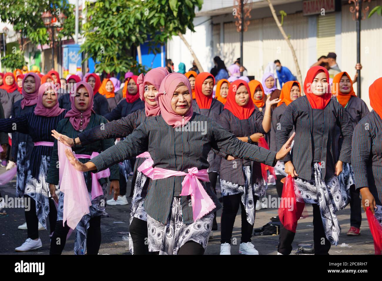Indonesian do flash mob traditional dance to celebrate national ...