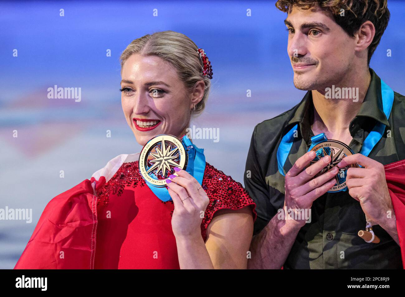 Piper Gilles and Paul Poirier of Canada (Gold) pose with their medals ...