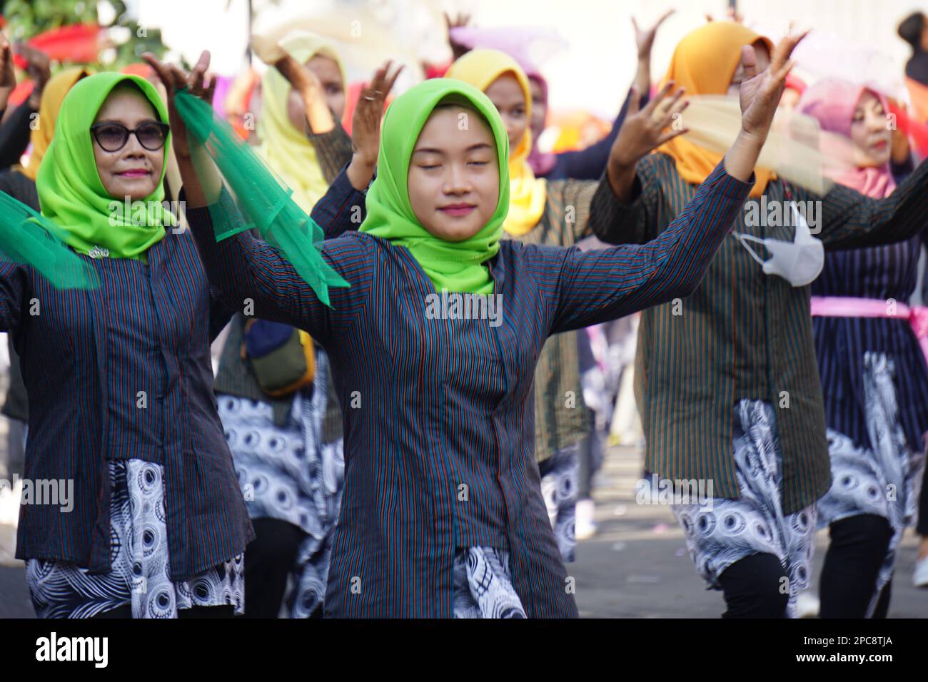 Indonesian do flash mob traditional dance to celebrate national ...