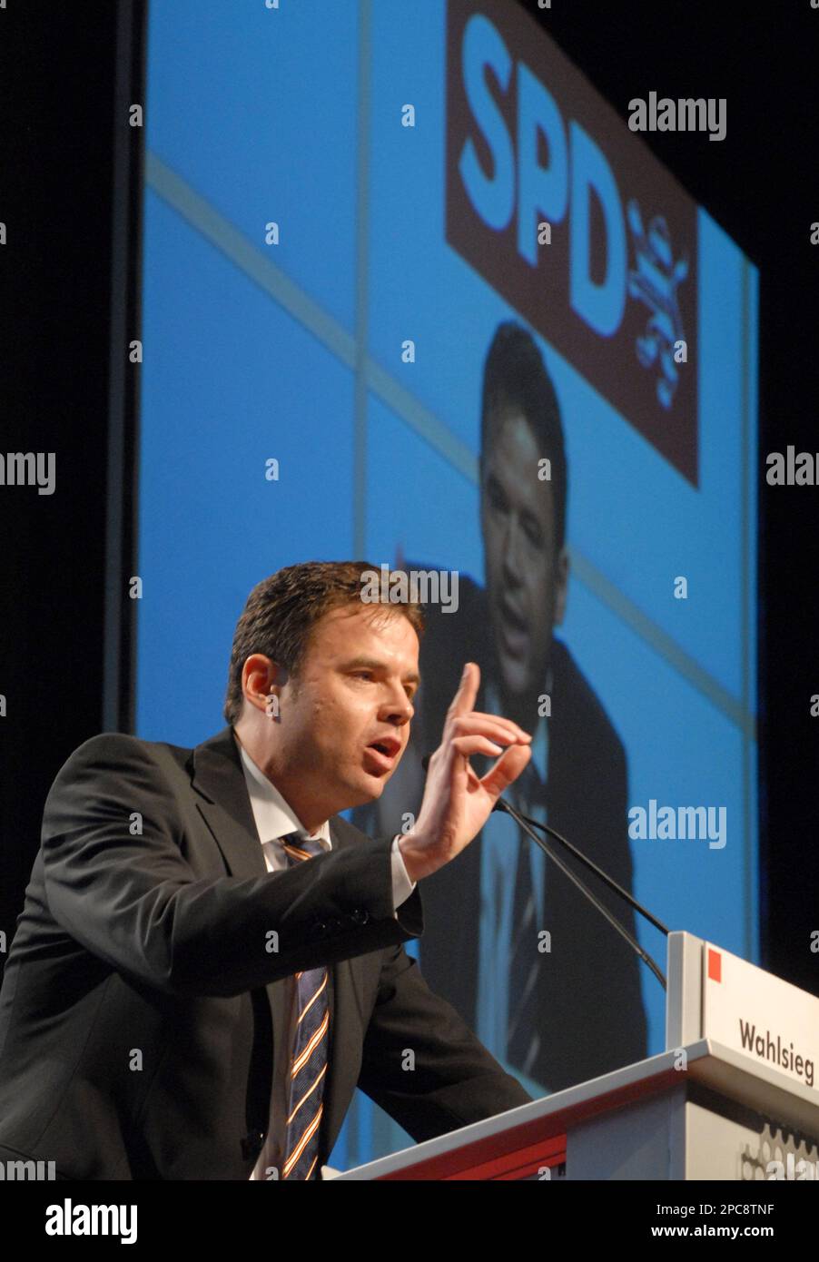 Der SPD Spitzenkandidat Juergen Walter spricht am Samstag, 2. Dezember ...