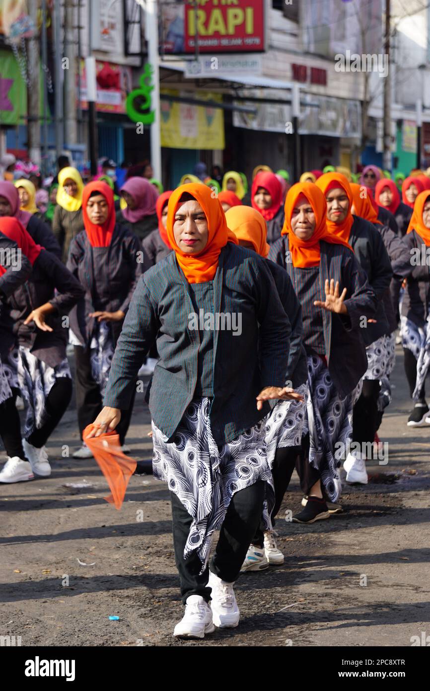 Indonesian do flash mob traditional dance to celebrate national ...