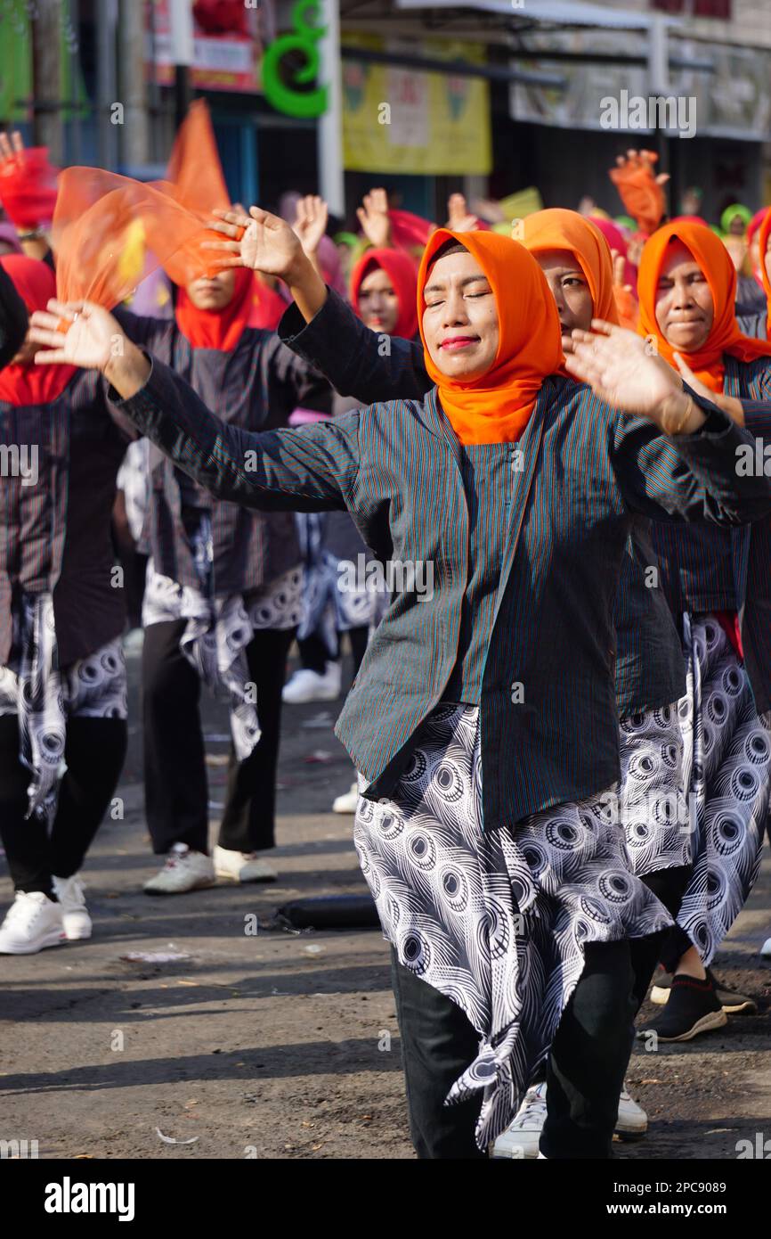 Indonesian do flash mob traditional dance to celebrate national ...