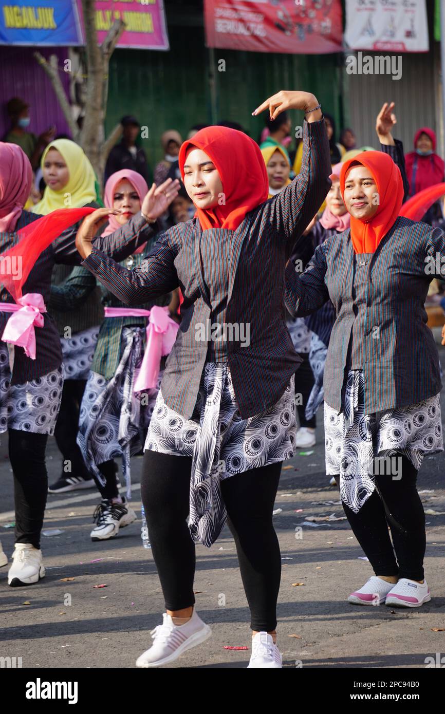 Indonesian do flash mob traditional dance to celebrate national ...