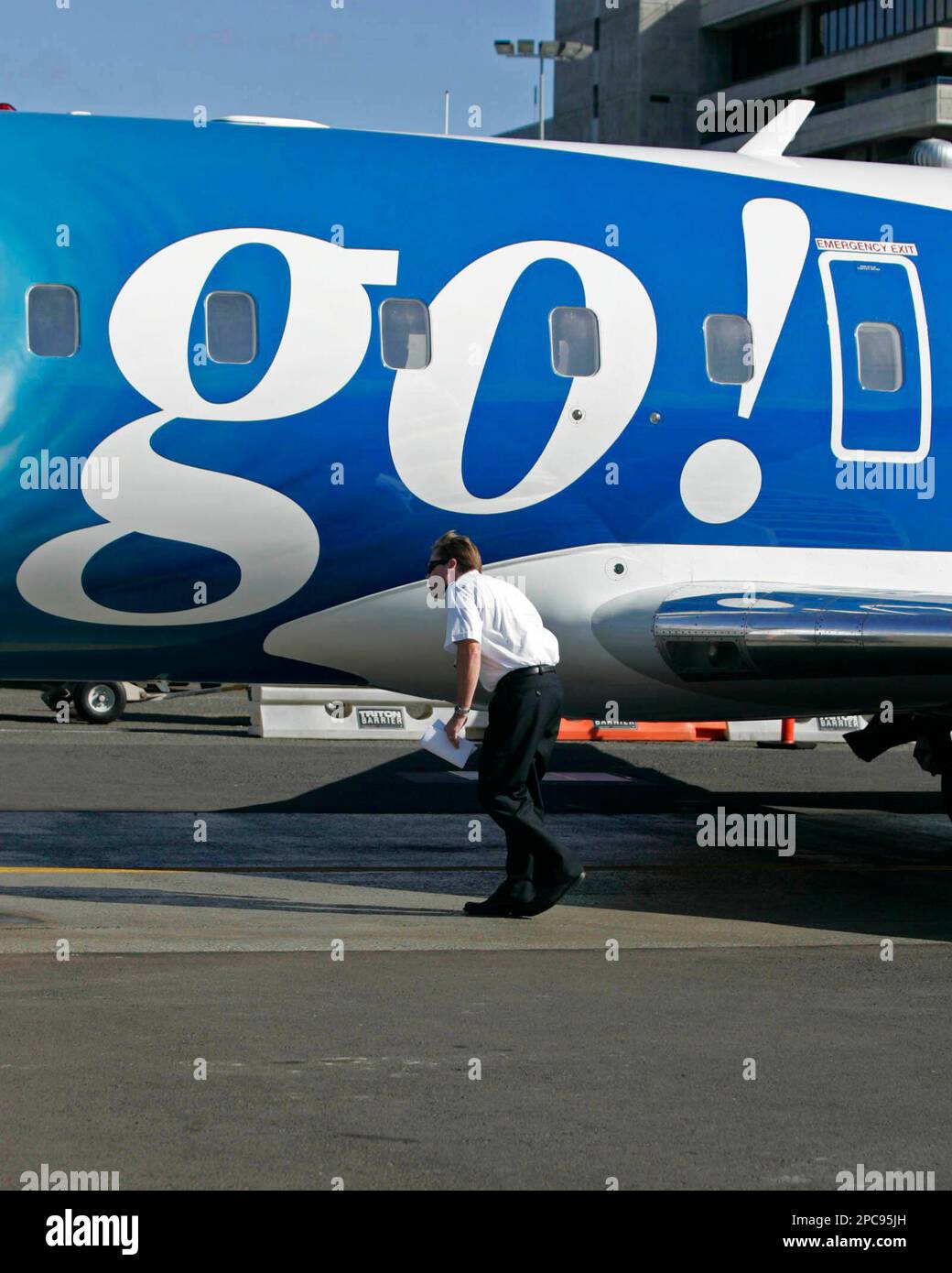 Tim Gaylord, a pilot with go! Airlines, does a visual check of a plane ...